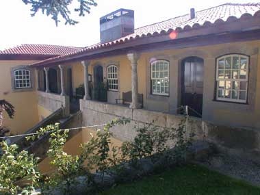 e o edifício principal foi reabilitado a preceito.